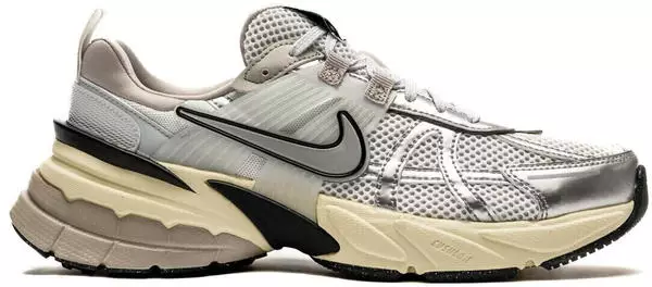 Nike V2K Run Women (FD0736-100) summit white/metallic silvre Low-Top ...